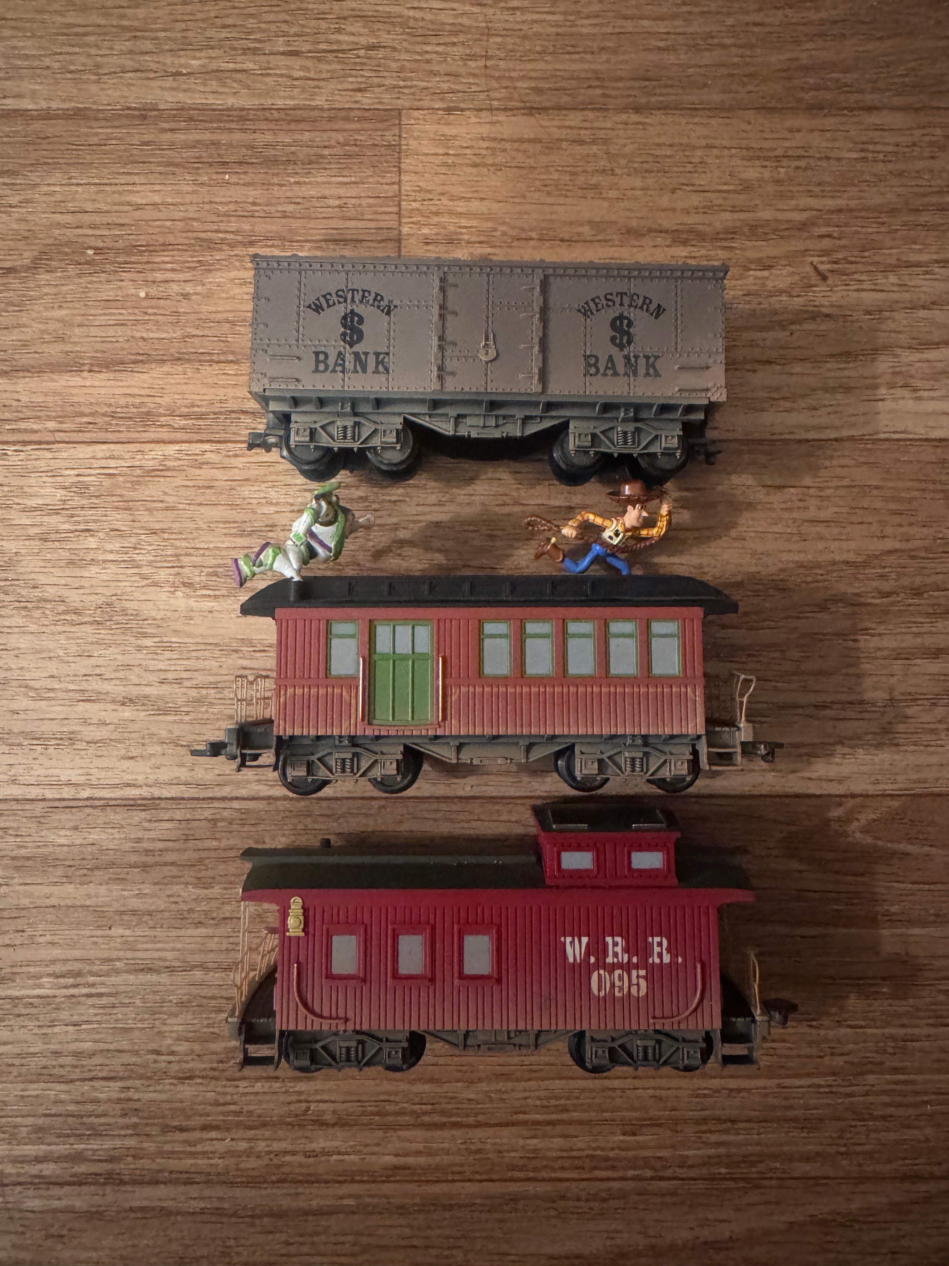 Hornby R1149 (OO/HO) Disney Pixar, Toy Story 3 Coach and Wagon Set ...